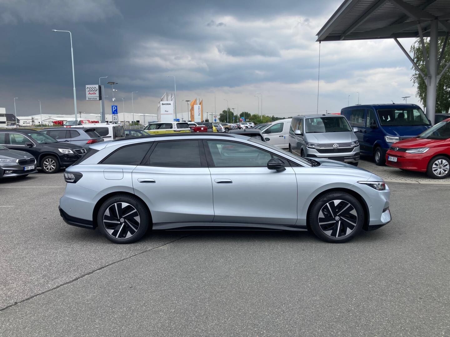 VOLKSWAGEN ID.7 Tourer Pro People 210 kW, kap. 77 kWh · Louda Auto