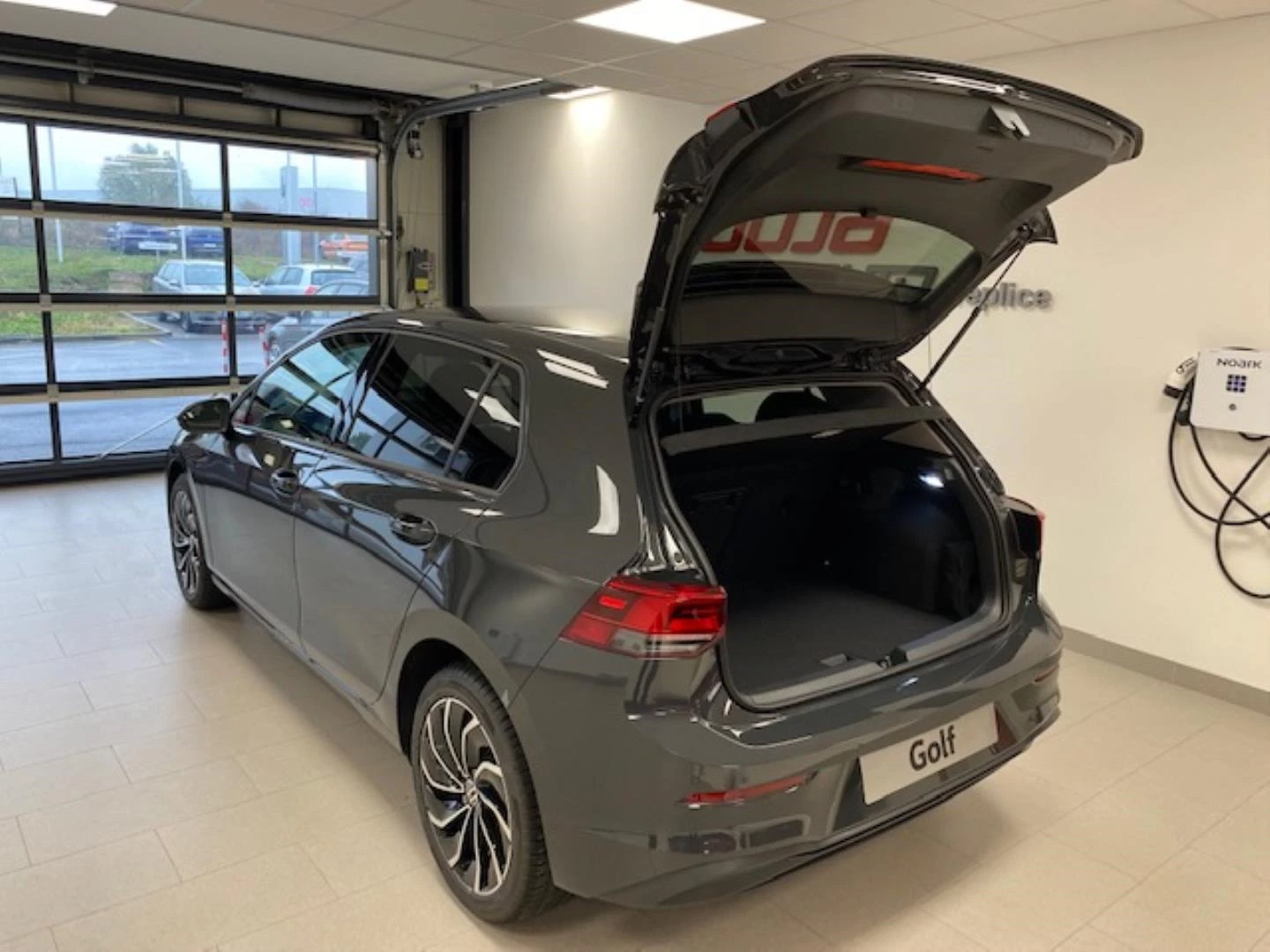 VOLKSWAGEN Golf Life 1,5 TSI 6G 96 kW · Louda Auto
