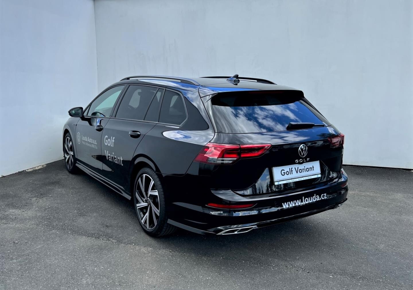 VOLKSWAGEN Golf Variant R-line 1,5 eTSI mHEV 110 kW · Louda Auto