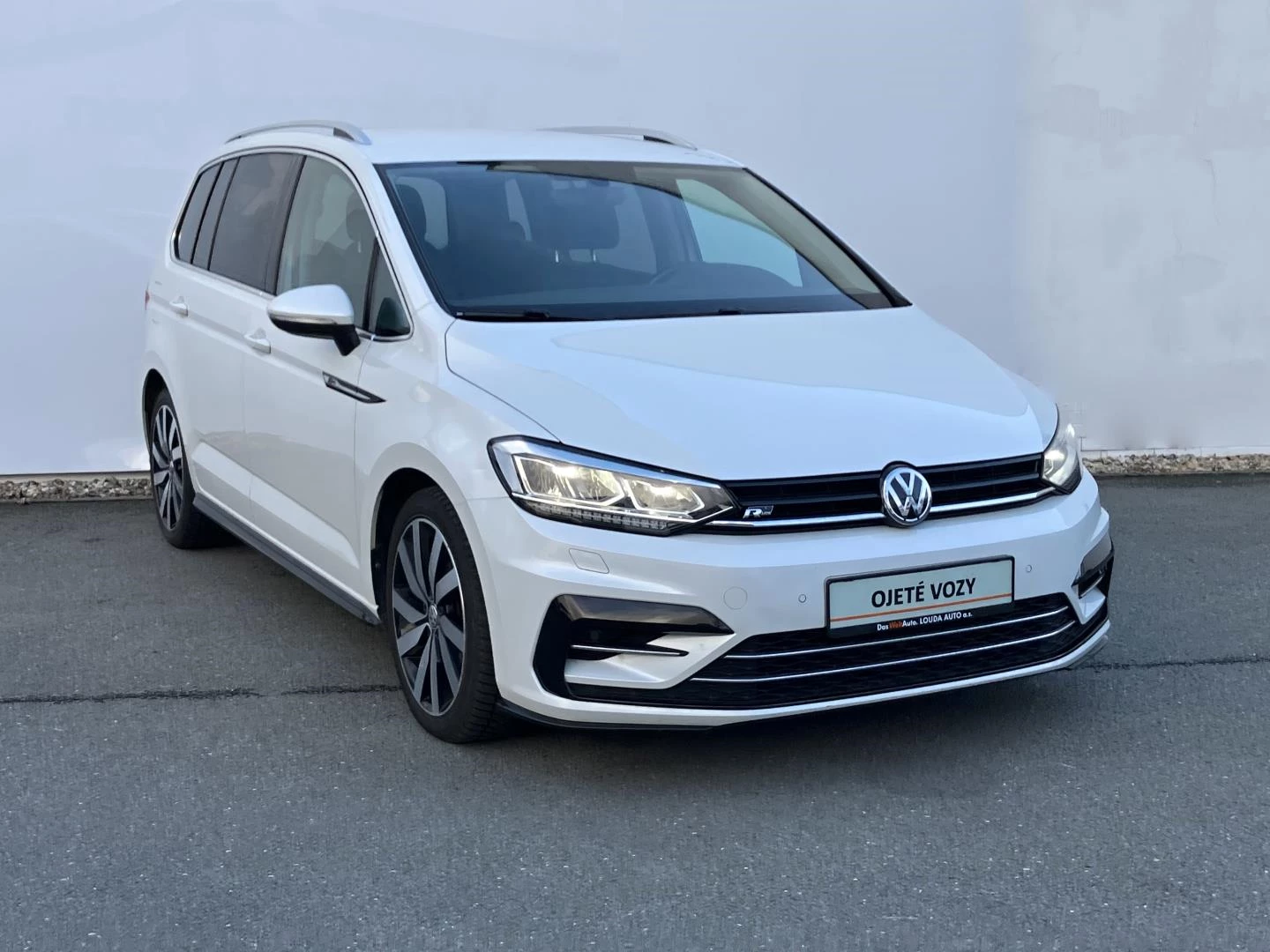 VOLKSWAGEN TOURAN R-Line 2.0 TDI 140 kW automat , · Louda Auto