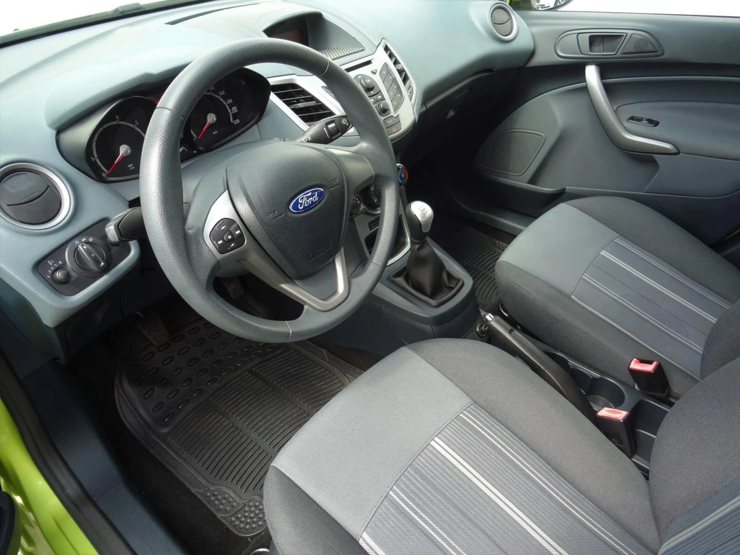 FORD FIESTA Ambiente 1.2 44 kW manuál , · Louda Auto