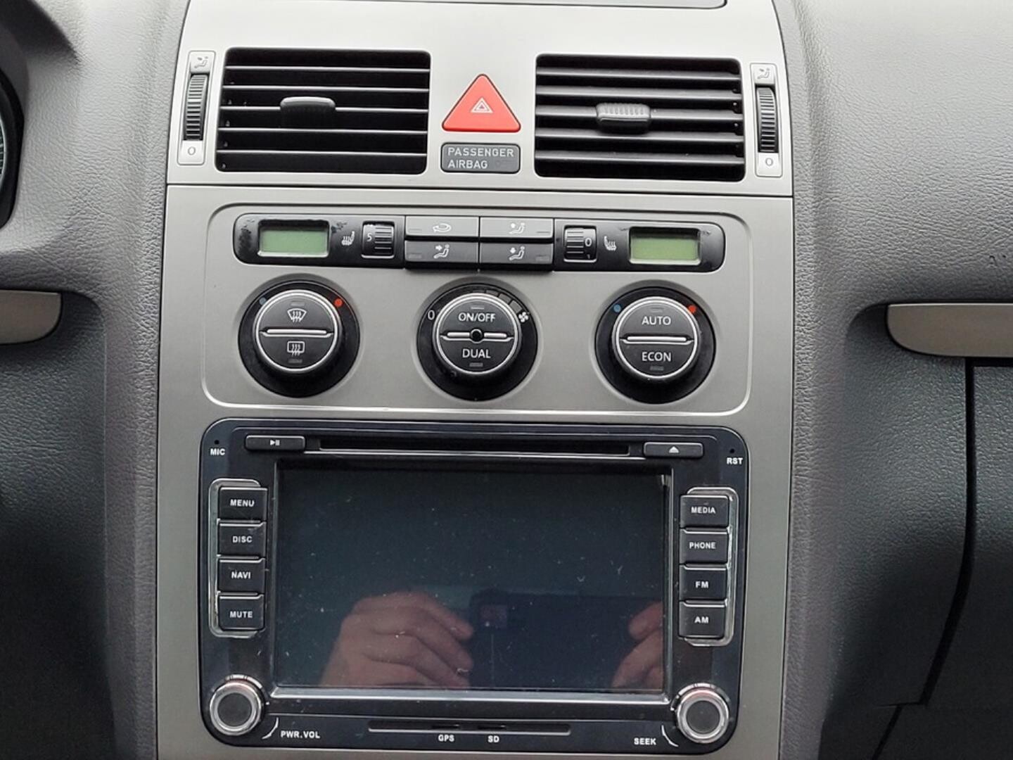 VOLKSWAGEN TOURAN cross 1.4 TSI 103 kW manuál , · Louda Auto